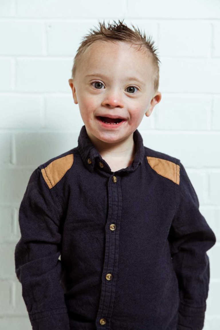 Ce petit ange atteint de trisomie est devenu mannequin et il est super chou